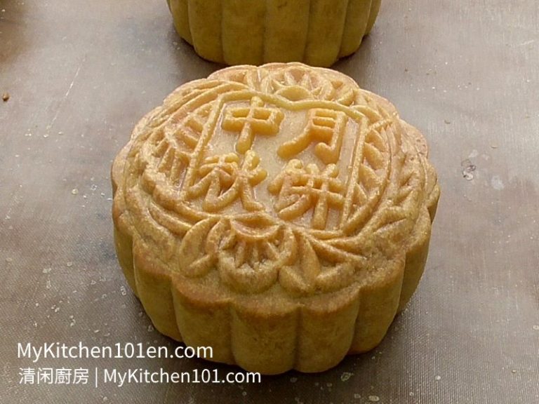 Making Traditional Mooncake with Lotus Seed Paste Filling ...