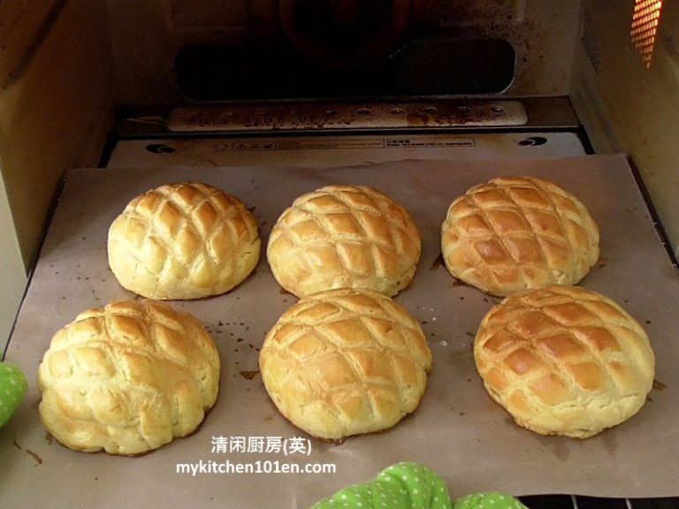 Crispy Crust Polo Bun (Pineapple Bun / Melon Bun) - MyKitchen101en.com