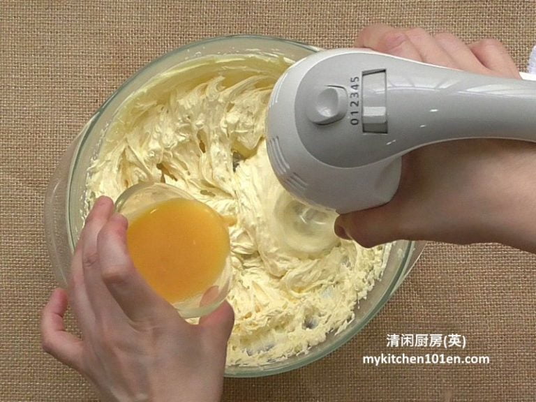 Crispy Crust Polo Bun (Pineapple Bun / Melon Bun) - MyKitchen101en.com