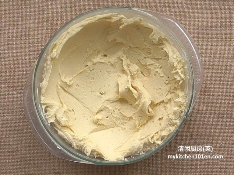 Crispy Crust Polo Bun (Pineapple Bun / Melon Bun) - MyKitchen101en.com