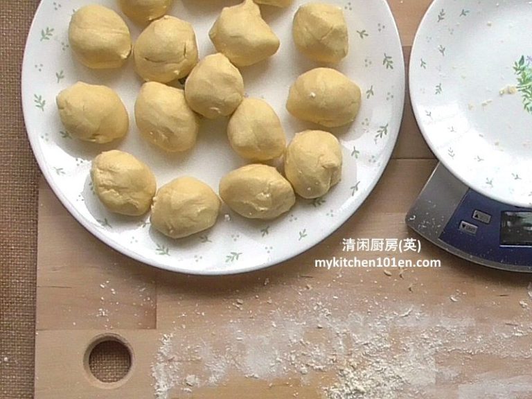 Crispy Crust Polo Bun (Pineapple Bun / Melon Bun) - MyKitchen101en.com