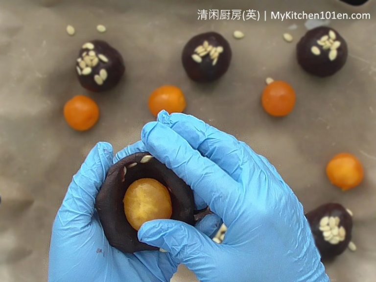 Shanghai Mooncake - How to Make (MyKitchen101en) - MyKitchen101en.com