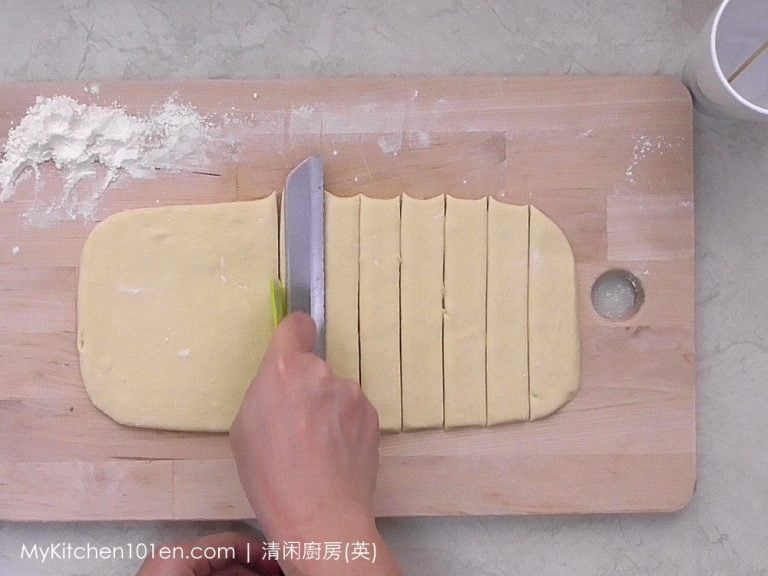 Chinese Breadstick (Youtiao/Cakoi) Recipe - MyKitchen101en.com