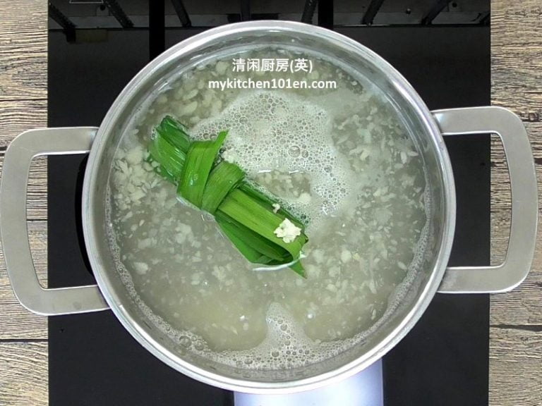 Water Chestnut Lek Tau Suan (Split Mung Bean Dessert) with Youtiao ...