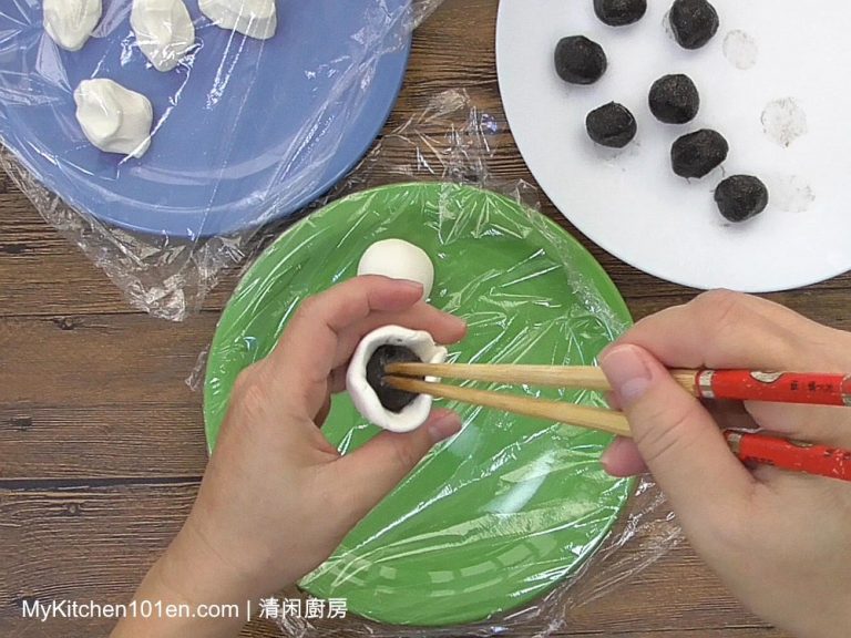 Glutinous Rice Balls with Black Sesame Filling - MyKitchen101en.com