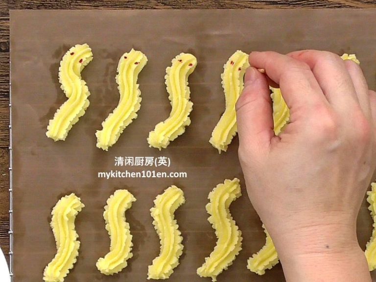Cute Caterpillar Cookies (a.k.a. Dragon Cookies) - MyKitchen101en.com