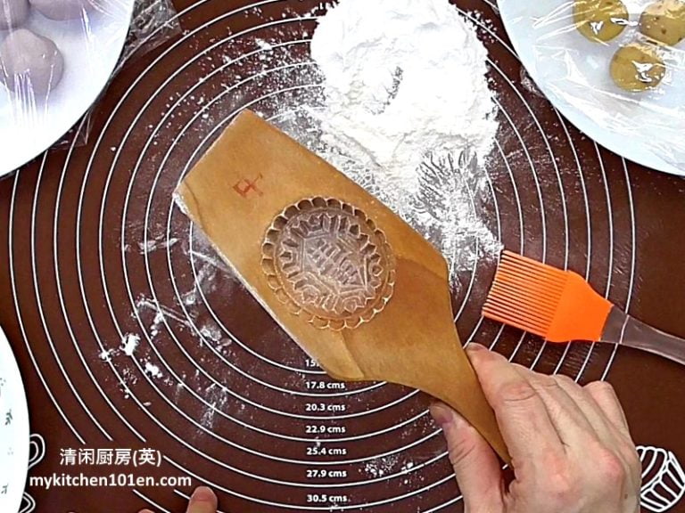 Beautiful Purple Sweet Potato Angku Kuih (Savoury Mung Bean Angku ...