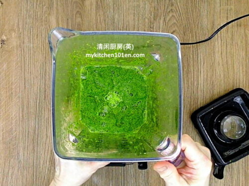 How to Extract Pandan Juice / Easy Pandan Extract - MyKitchen101en.com