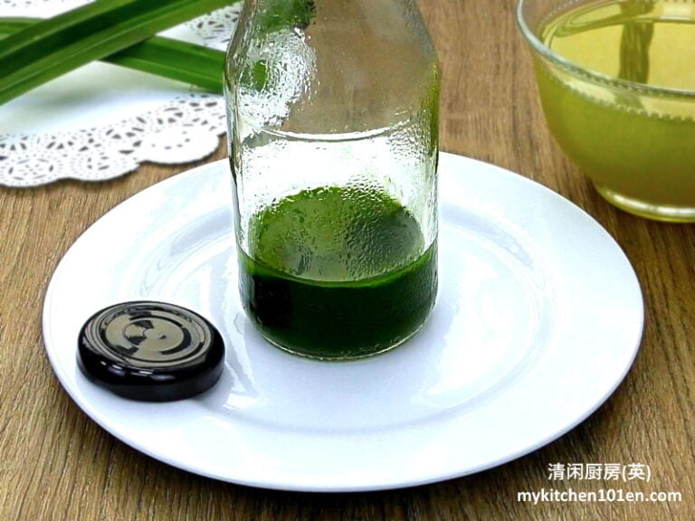 How to Extract Pandan Juice / Easy Pandan Extract - MyKitchen101en.com