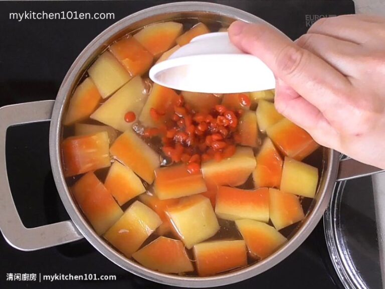 Delicious Green Papaya Soup - MyKitchen101en.com