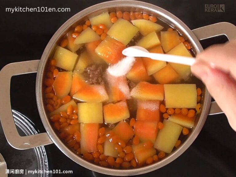 Delicious Green Papaya Soup - MyKitchen101en.com